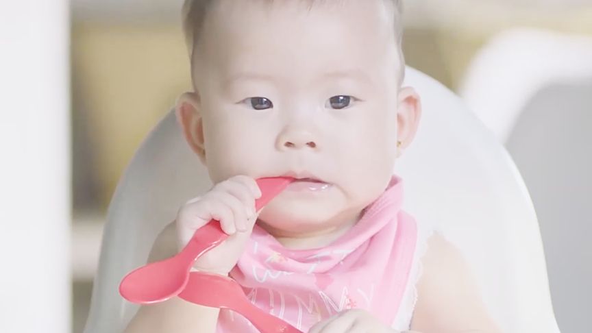 3岁孩子洗澡竟然口吐长虫,医生检查后,儿子怒扇亲妈