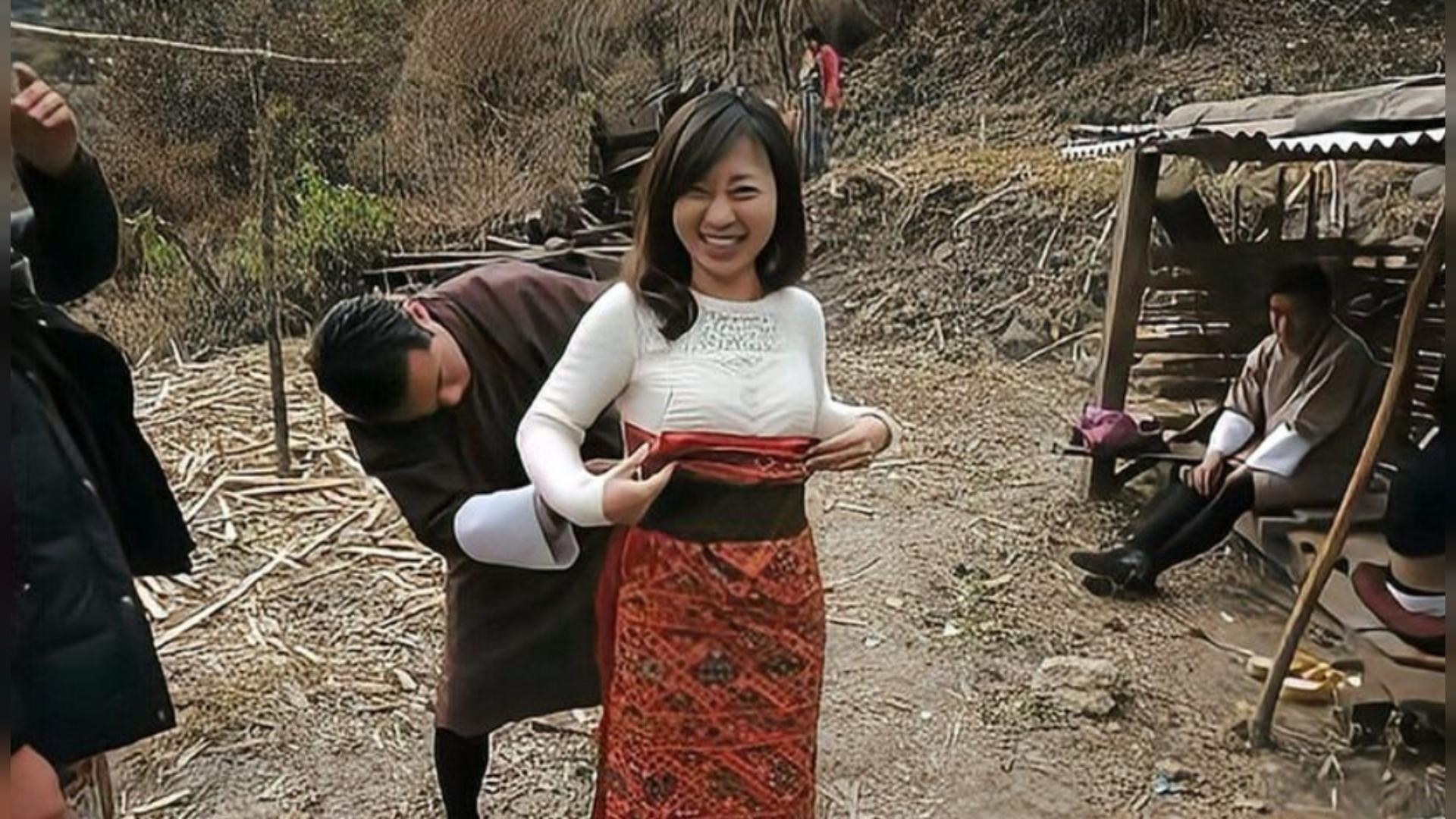 尼泊尔一家人睡一个屋,新婚小两口该咋办?当地人的办法简单直接