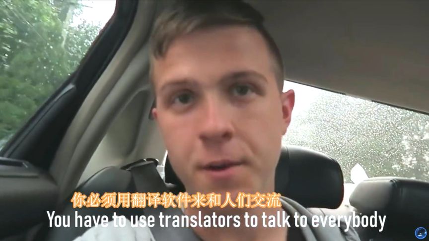 老外在北京打的,看两人如何用手机完成对话,现在手机太强大了