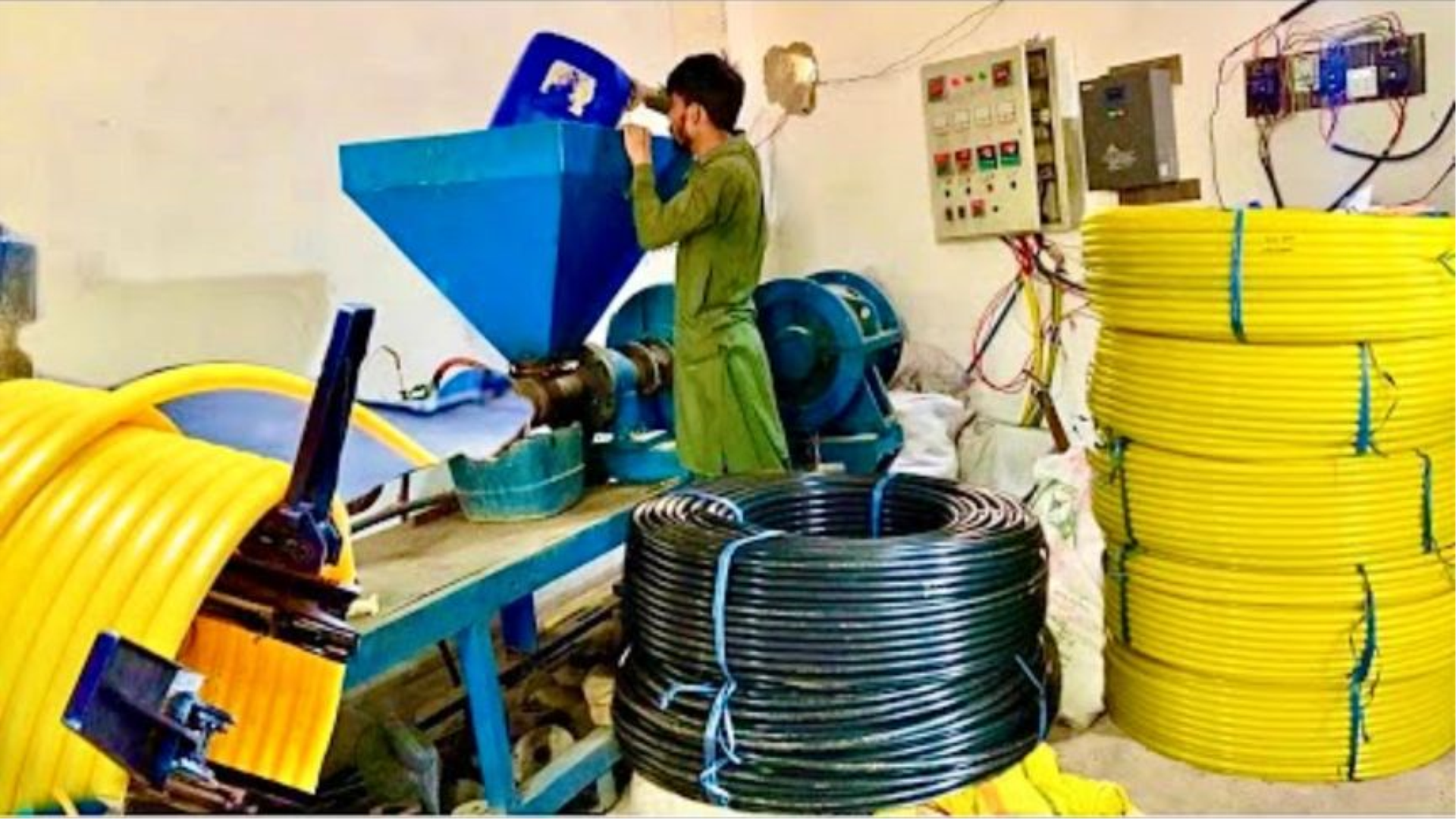 巴铁工厂生产PVC管,国内还有这种小作坊吗,一天生产上百捆
