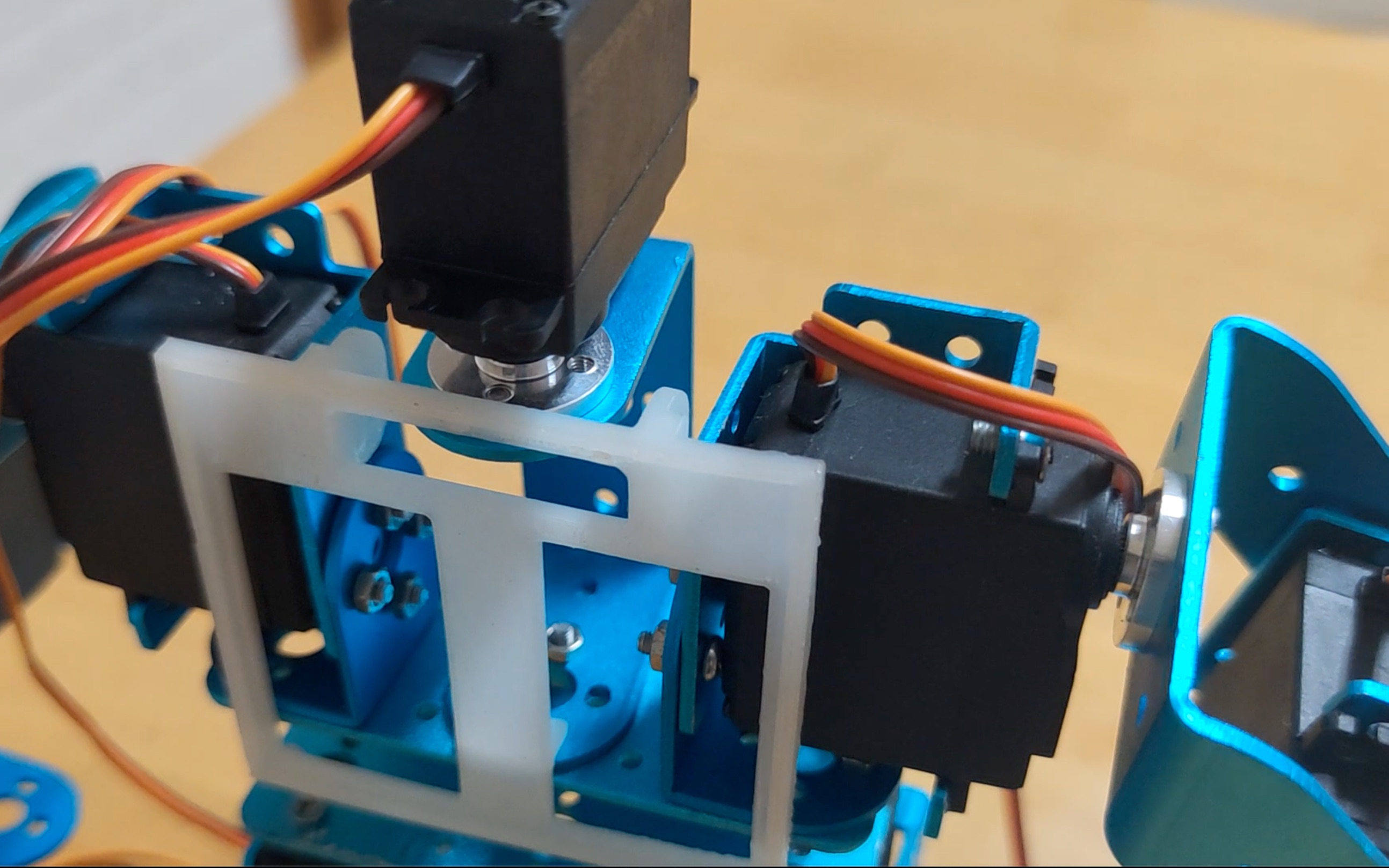 人型机器人拼装过程·mblock相关课程