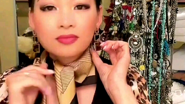 amiro射频美容仪是通过高频电流加热皮肤真皮层,可以促进皮肤的胶原...