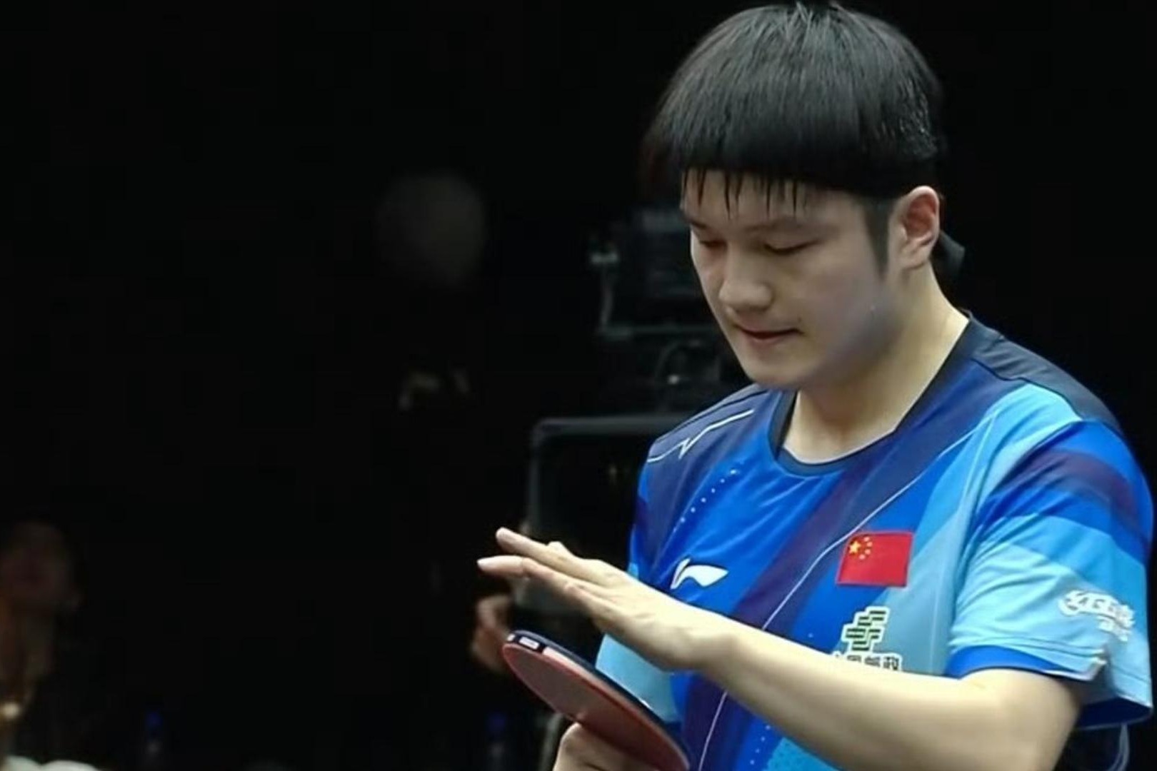 王皓吓坏了!樊振东差点一轮游,赛后讲原因:被球迷喊声打乱节奏