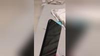 想把手机卡取出来,却没找到卡针,没想到整根都快进去了