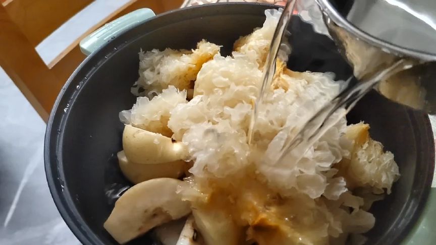 和老妈去超市买冰糖煲雪梨糖水喝,朋友们觉得白色还是黄色冰糖好