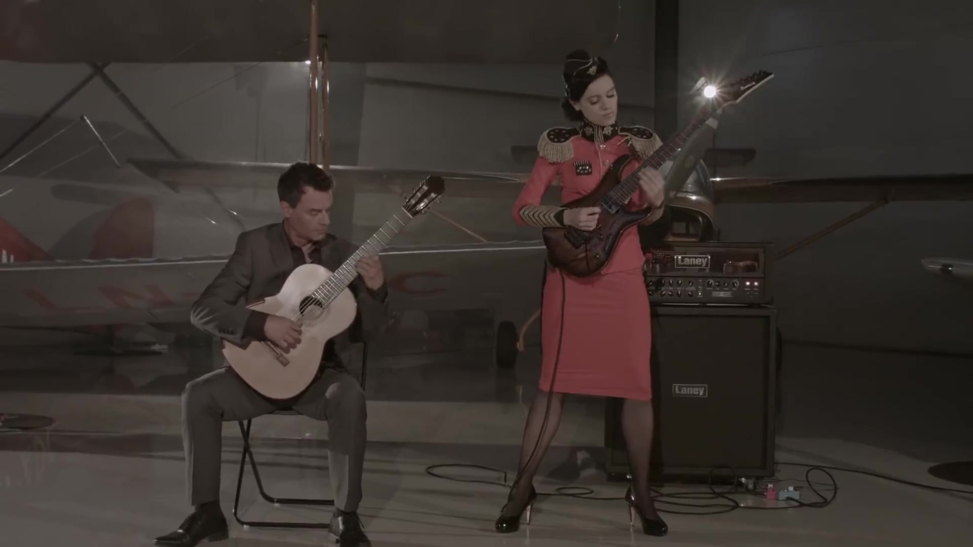 谁说吉他手没女友,这不,等着女票一起吉他合奏呢!