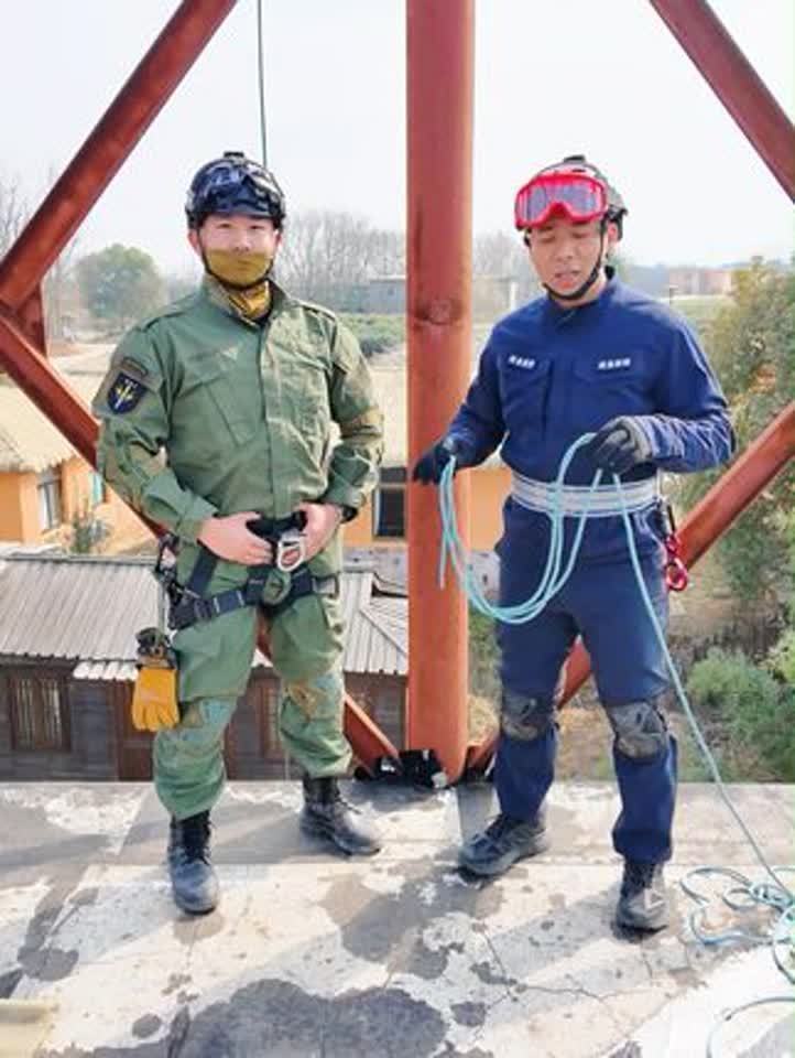 ...利用绳索帮助孩子逃生 #火灾救援 #消防安全知识 #火灾逃生 #逃生绳