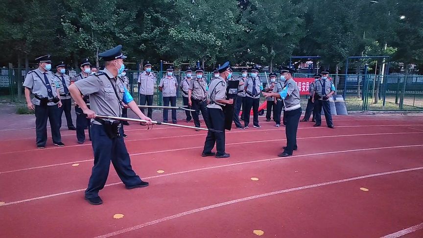 校园保安年轻化职业化规范化,器械如何使用多掌握技巧