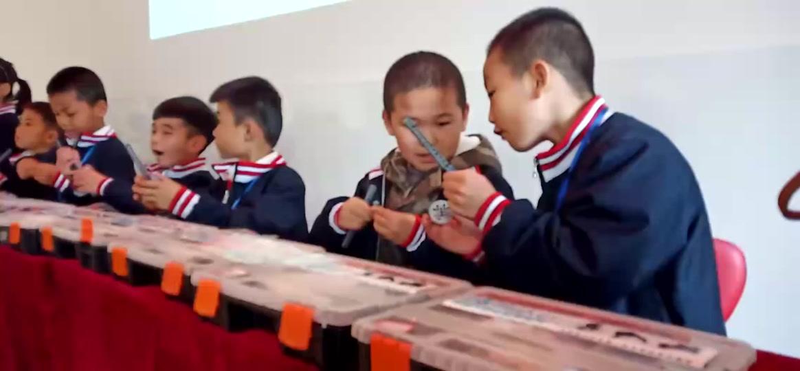 陀螺机器人动力学,利用小齿轮带动大齿轮。孩子们都是第一次动手#...