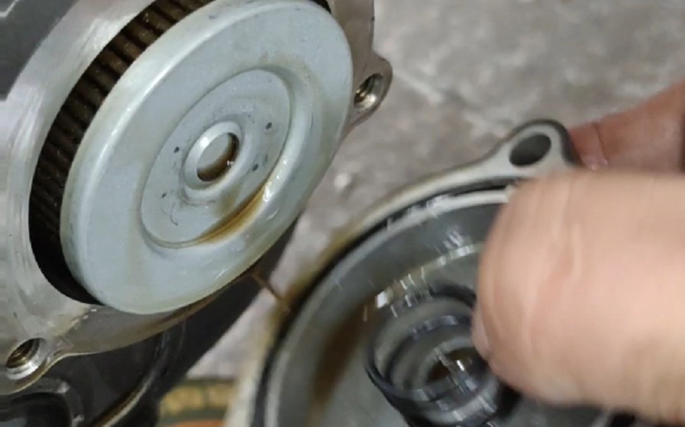 贝纳利红宝龙摩托自己换机油和机油滤清器!