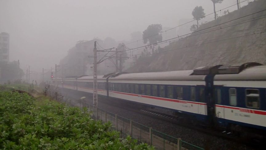 2012年1月 雨雾中的T10次列车