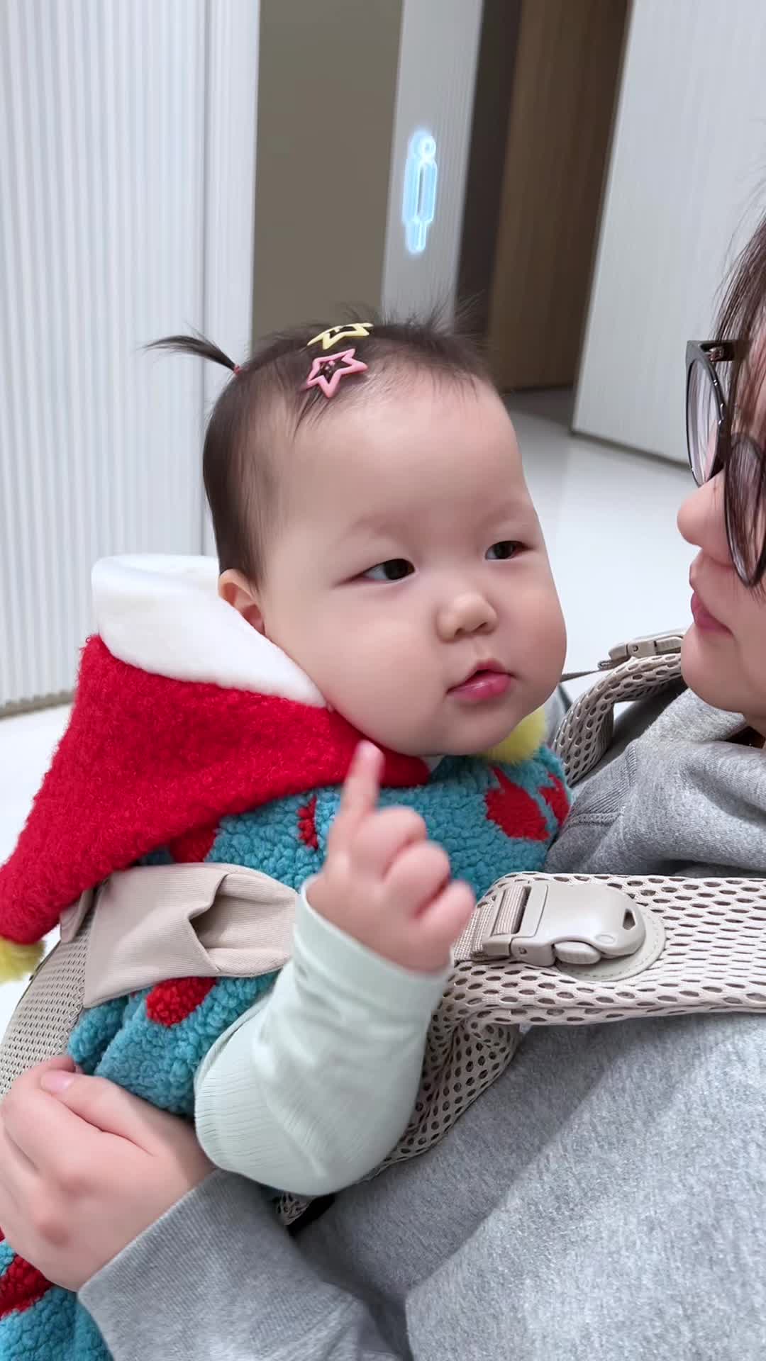 她真的长大了 原来每次出门都来扒我衣服 一出门不是找母婴室就是在...