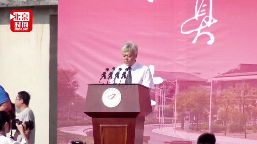 毕业典礼致辞校长担心学生头冷 学生:学医确实容易秃