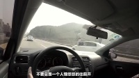 在直行加右转的合用车道里等红灯,后车按喇叭需要让行么?