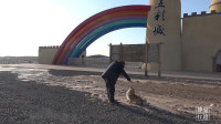 美丽的新疆五彩湾,只有狗狗迎接我们,到底是什么原因?