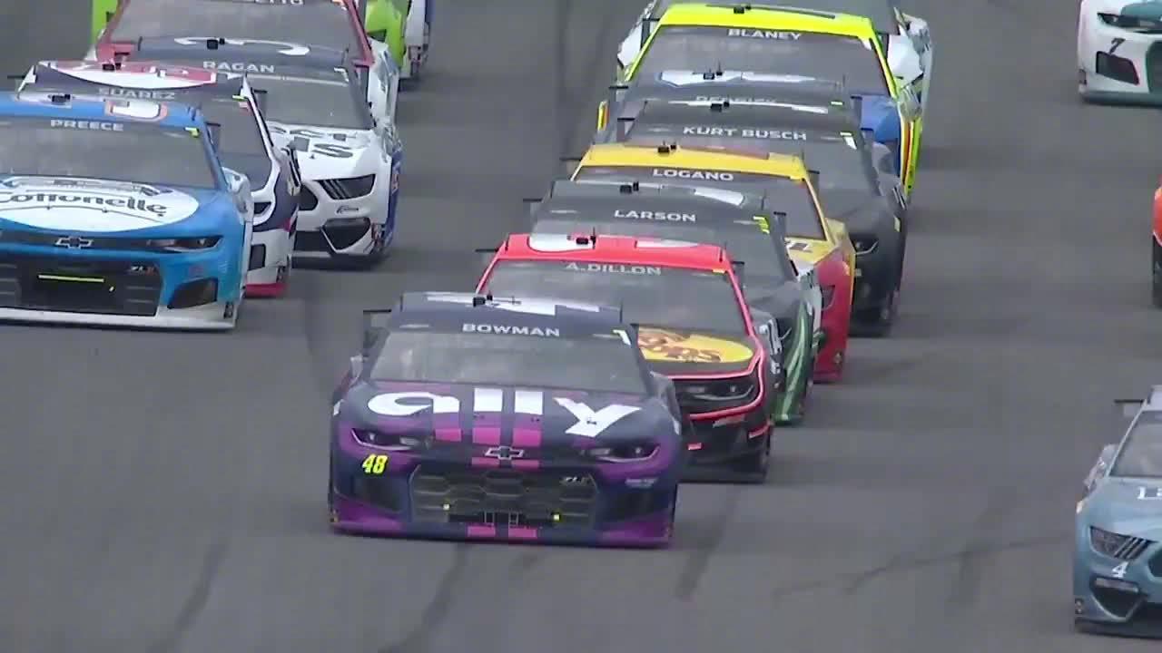 【#美国赛车比赛16辆车连环相撞#[笑哭]】当地时间14日,在美国#...