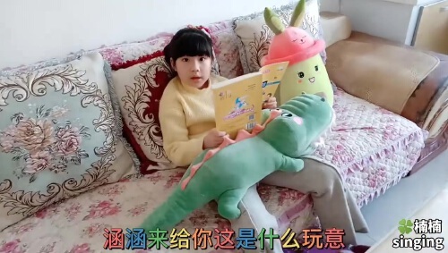 妈妈买了四色护指绷带,涵涵高兴的把手裹成粽子,写作业更有劲了