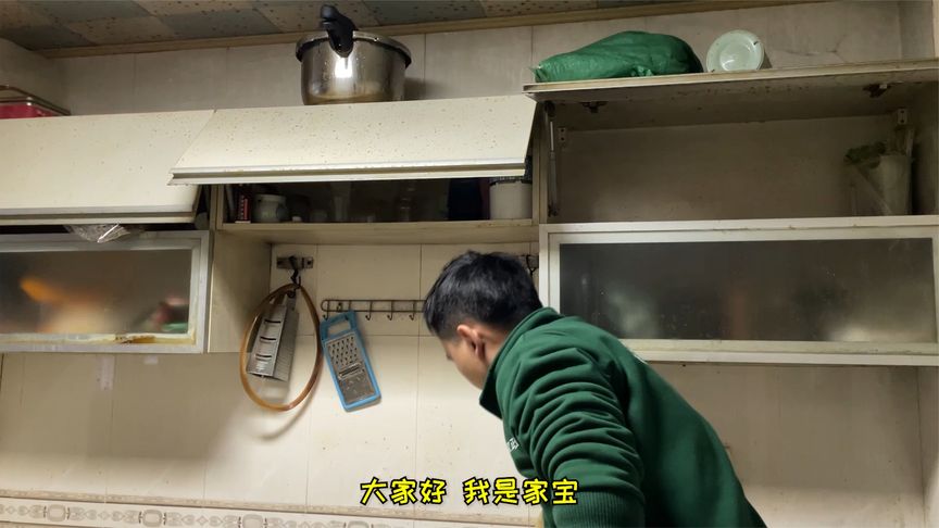 客户的天花板漏水,家成了水帘洞, 楼上还不负责
