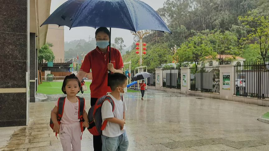 #安全教育 #下雨天 教育就是爱,让孩子感受爱,学会爱和传承爱