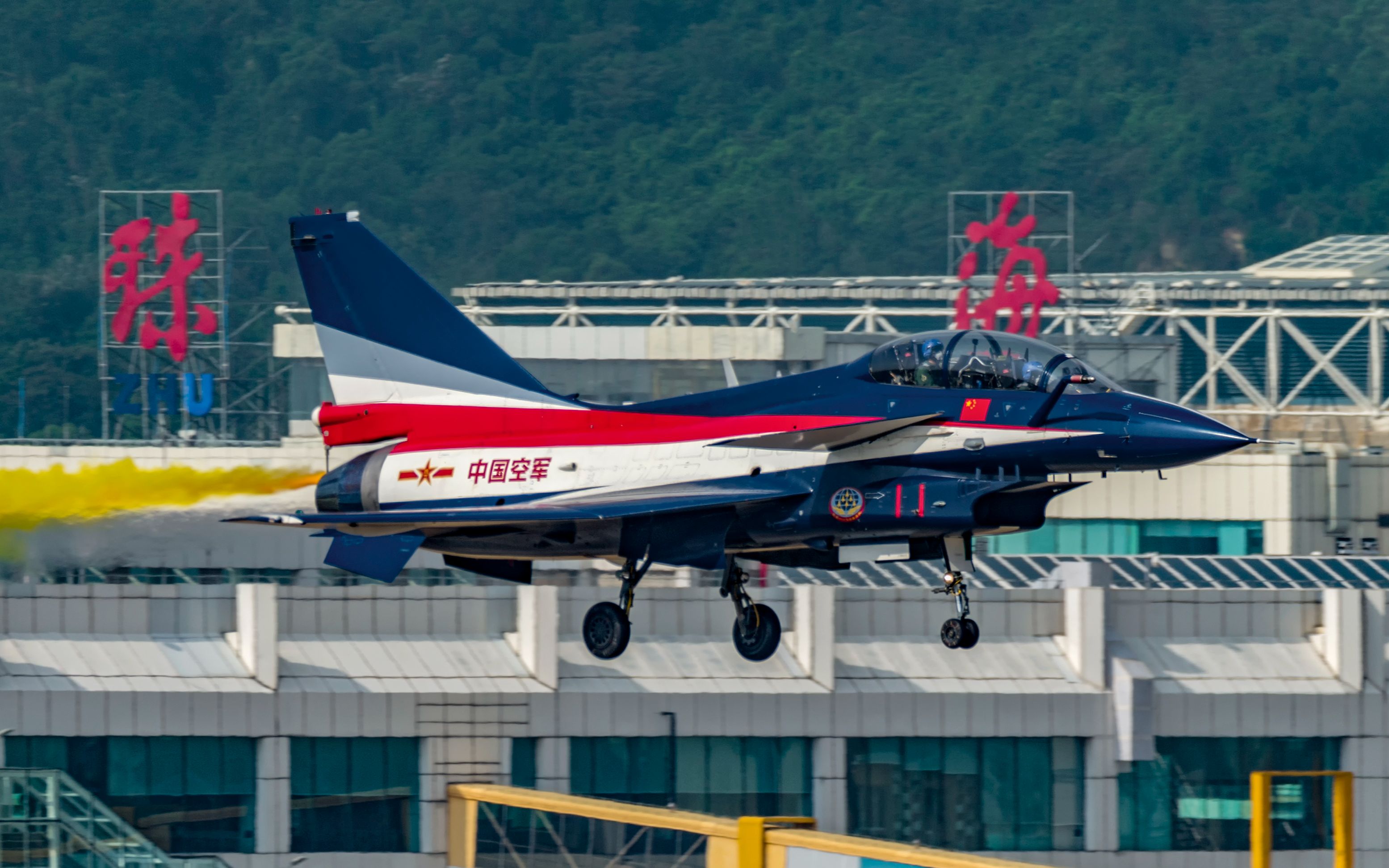 歼10单机15米超低空高速飞行 2022珠海航展八一飞行表演队