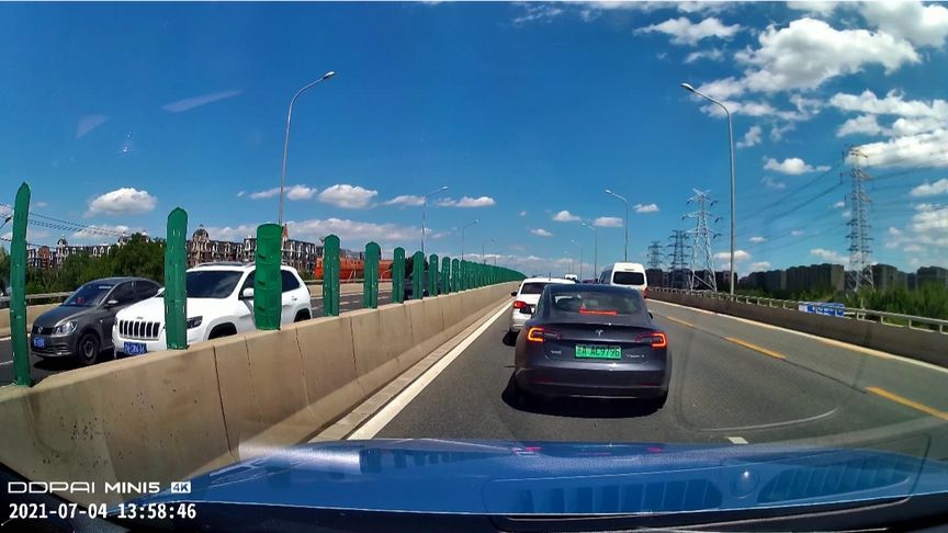 又一次被刹车制动辅助系统拯救,自动刹车是个很实用的配置。