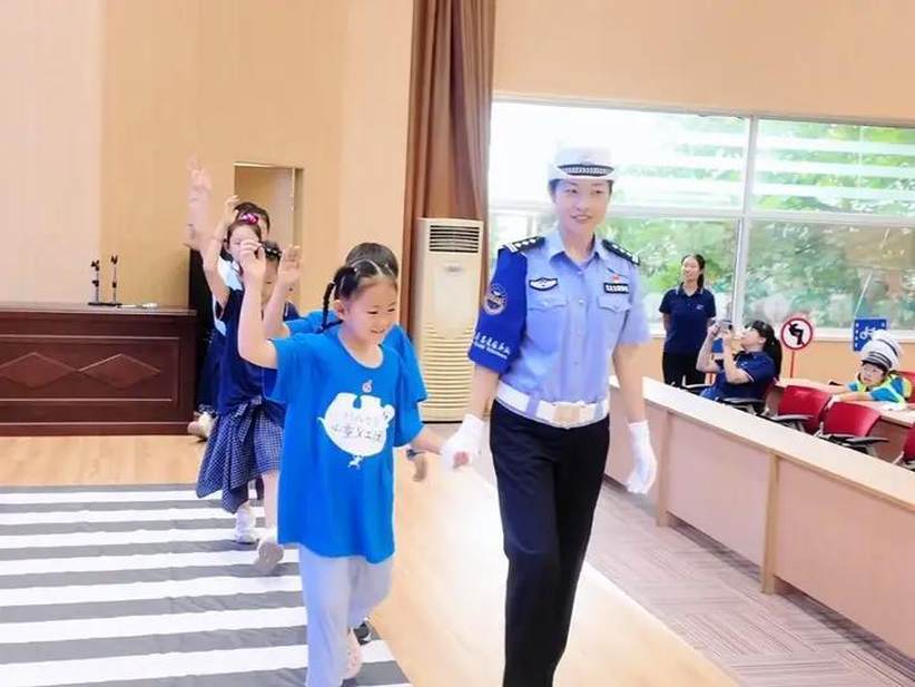 青岛市北区文明交通暑期课堂走进文明实践中心 8月24日,"礼让斑马线 ...