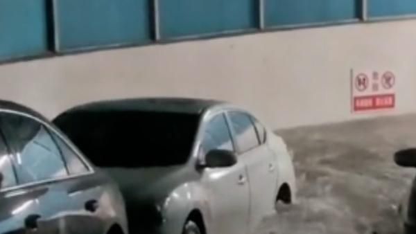 暴雨天小区地下车库多车被淹,物业:设计没问题,路面倒灌