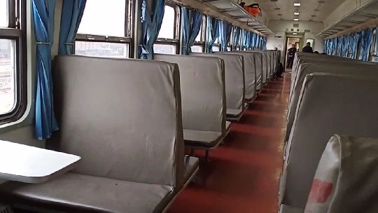 重庆开往内江的5612次列车从重庆菜园坝火车站开出