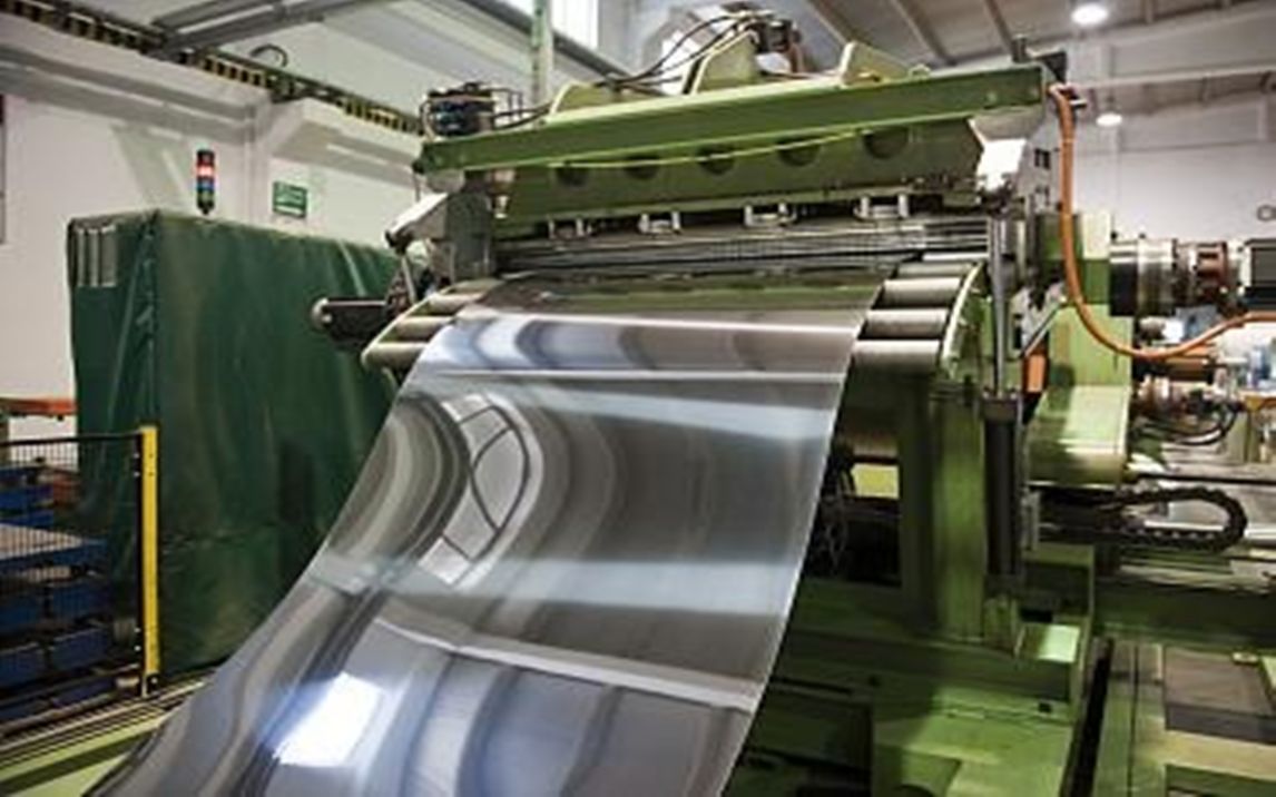 锂电池模切机:放卷张力控制机构的设计