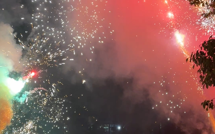 除夕夜放烟花,“加特林”点亮了整个夜空