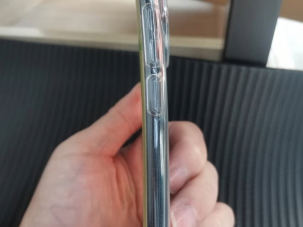 双11刚买的荣耀100Pro手机碰一下成了真曲面屏,直接弯了