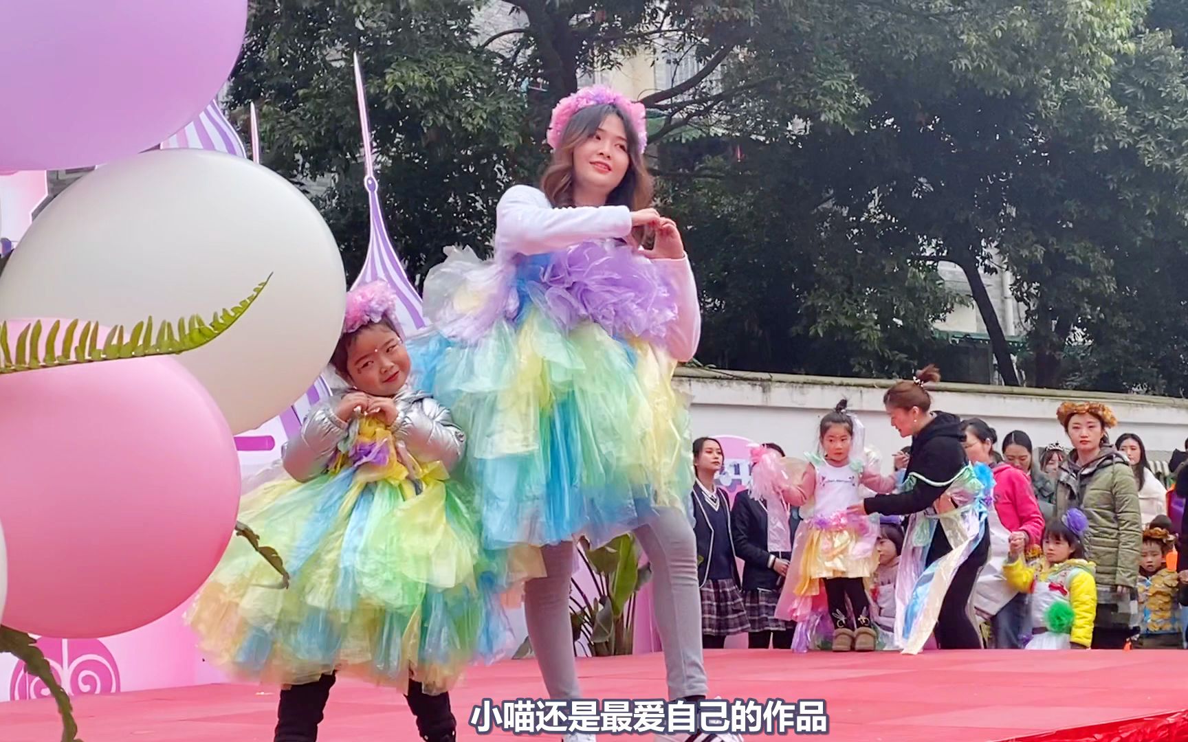 环保时装秀比赛,塑料袋做的“度假风”仙女裙,光彩夺目美翻了