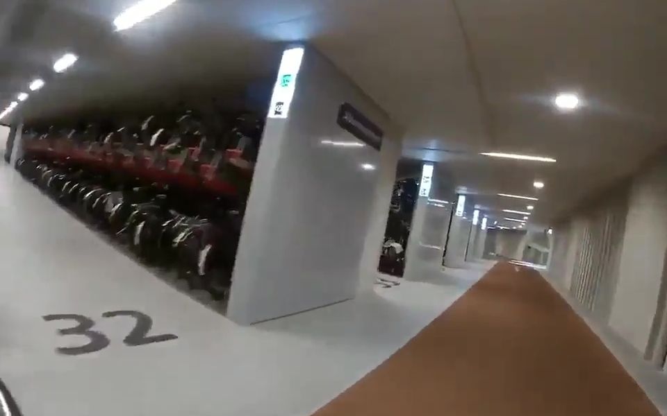 荷兰的自行车-地下停车场,惊呆