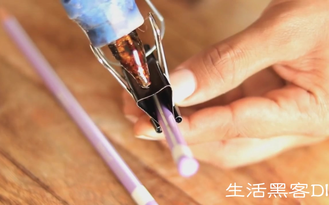 教你用两支铅笔加一个夹子,做一个圆规,很实用的哦