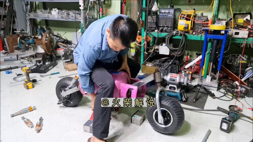 自己动手制作电动车,小伙也是个人才,引来众人围观