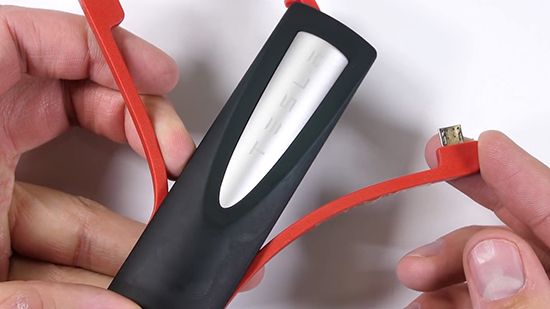 特斯拉原装充电宝拆解:真的只是一个普通充电宝