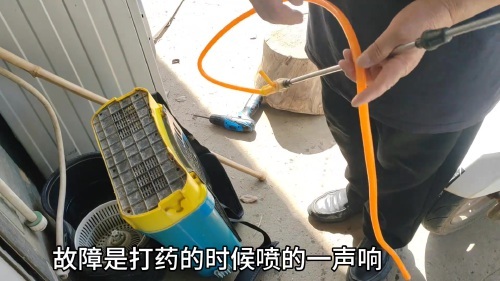 背负式电动喷雾器,喷水的水管掉下来了,怎么连接?我来告诉你
