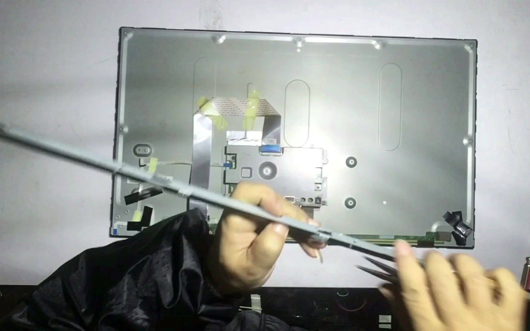 华硕27寸无边框IPS液晶显示器图像抖动维修一例