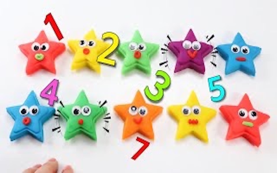 用橡皮泥做带有眼睛和嘴巴的彩色星星 学习数字 儿童DIY玩具