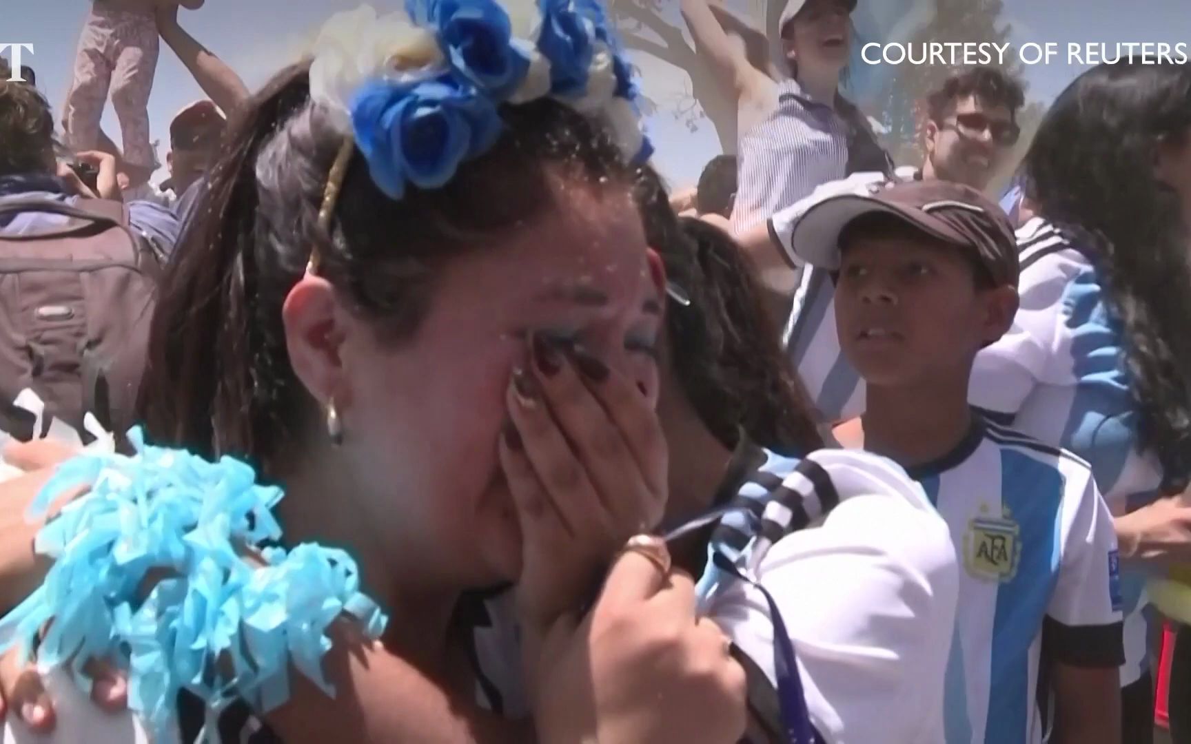 【世界杯】阿根廷球迷在赢得2022年国际足联世界杯后庆祝