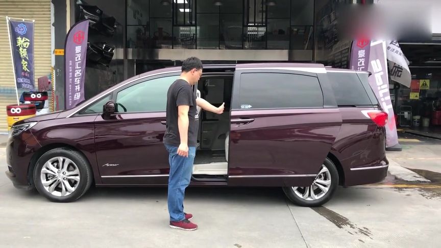 实拍:霸气别克gl8电动中门遥控演示,多种方式开启,帅呆了!