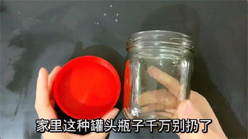 透明玻璃瓶别扔,搓点橡皮泥进去,倒放在桌子上绝了,快试试
