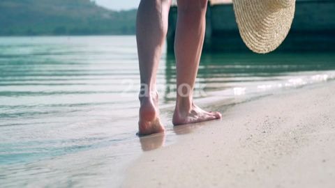 孤独寂寞沙滩海边行走戏水背影2,凌晨两点视频素材网,视频素材