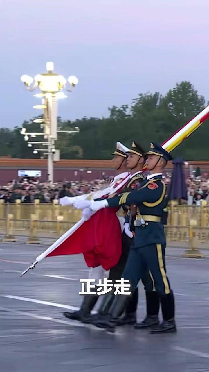 今天的升旗仪式,看得格外感动和骄傲!一起点赞,祝福我们伟大的祖国!#...