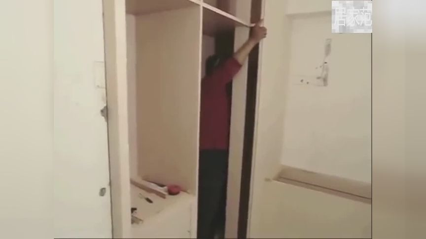 户主监工木工安装衣柜滑轨和柜门,木工技术不错!