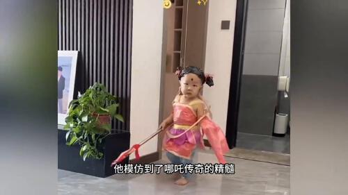 三岁宝宝模仿电视剧里的人物,样子让哭笑不得,网友:太有天赋了