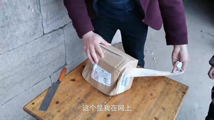 前几天在网上给爷爷买的剃头刀到了,店家还送很多小工具,太划算