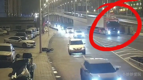 大货车操作不当,当街断头翻车,两车看热闹太入神导致追尾