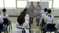 空姐对整理自己的仪容仪表,竟然也有专门的训练,可怜美女成示范