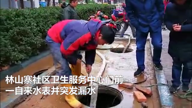 寒冬中,抢修工跳入齐胸深水中,360度旋转用脚拧紧漏水阀门